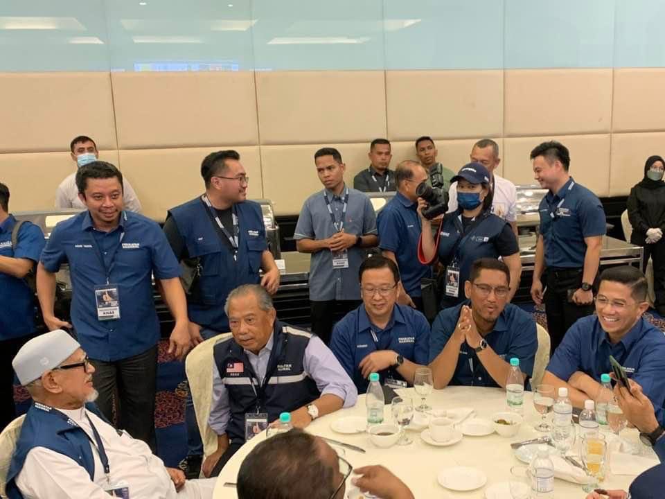 Sun 艺神 | P098 Gombak #Harapan on Twitter: "Kalah pun Azmin senyum! Bad luck ni!!! https://t.co ...