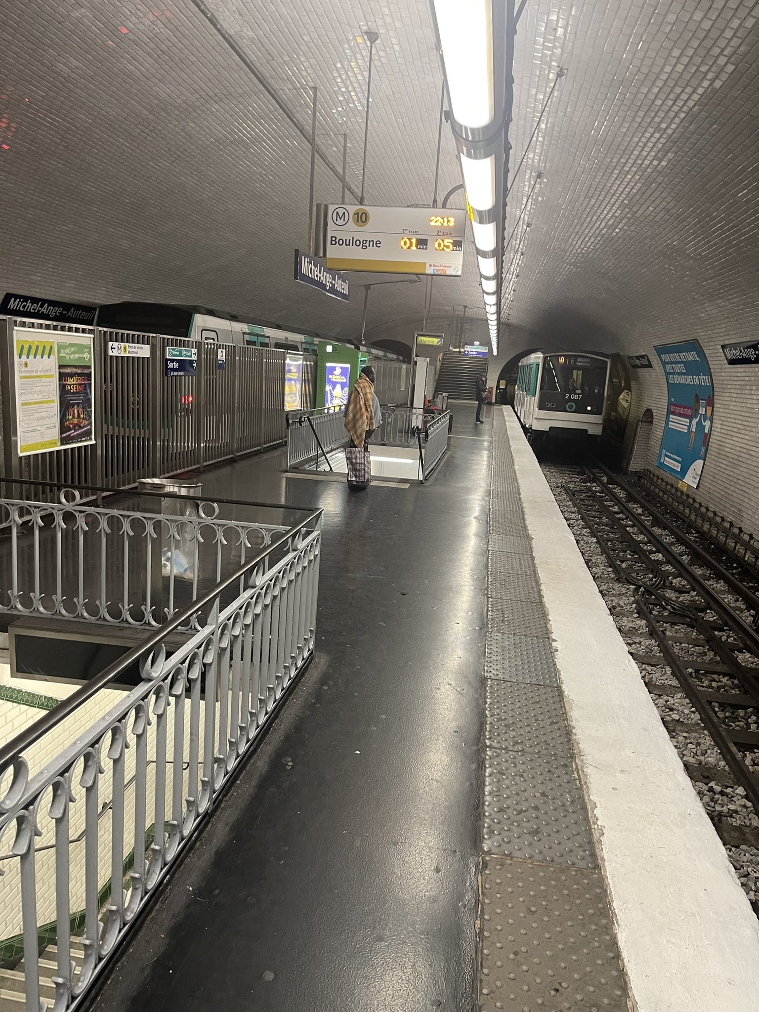 Samané Baldé on Twitter: "@Ligne9_RATP @Ligne10_RATP réunion de famille des rames de la ligne 9 ...