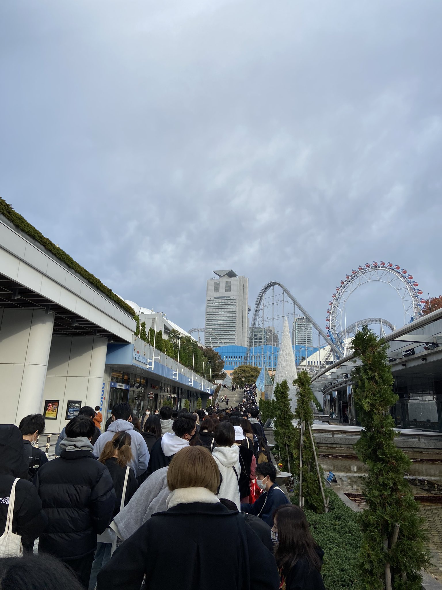 マナミ👑🐃 on Twitter: "King Gnu物販 8:00でここまで並んでる😭 https://t.co/aoegcZMvop" / Twitter