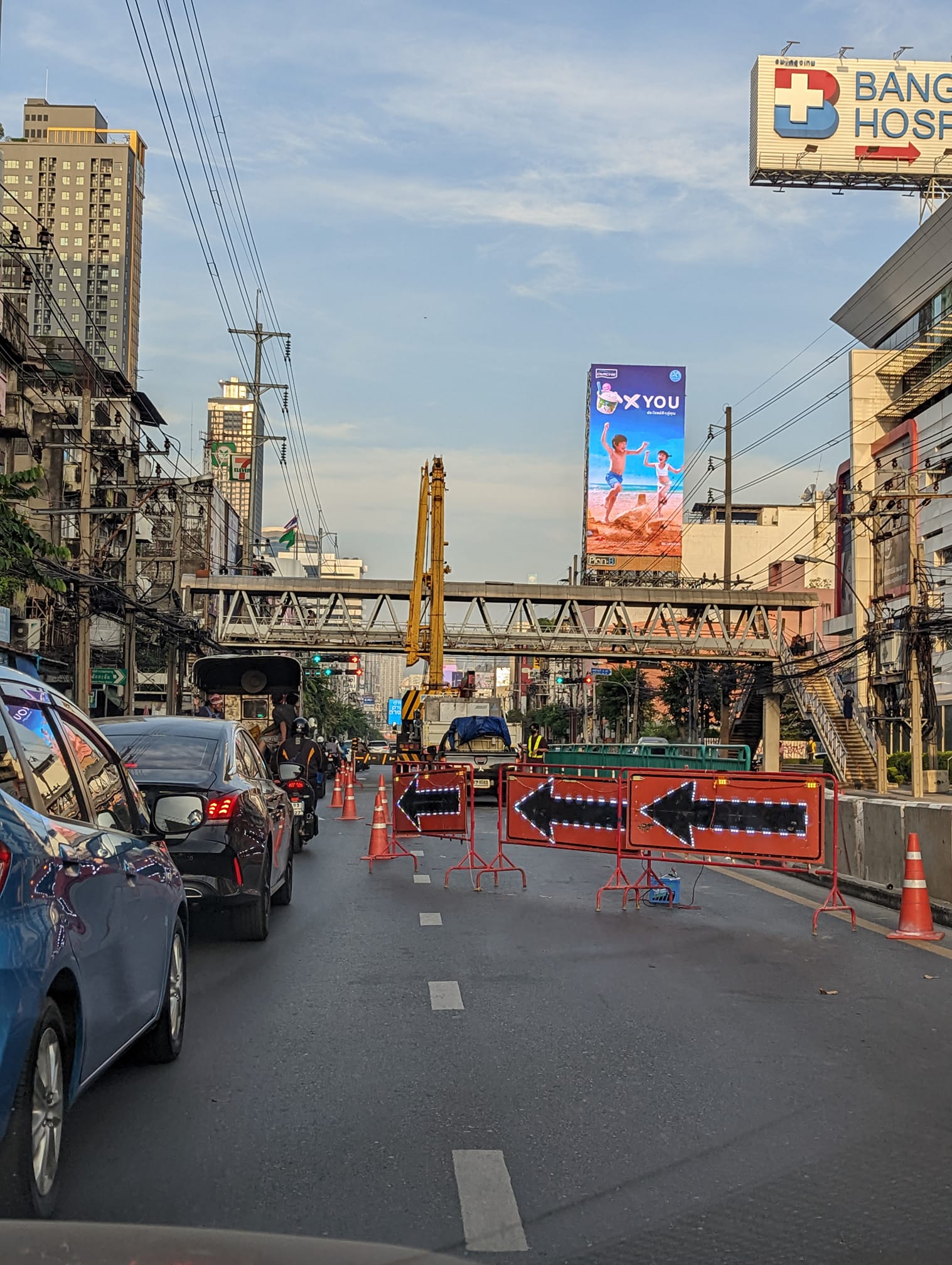 FM91 Trafficpro on Twitter: "07.29 น. ถนนเพชรบุรี ขาเข้า รถเครน จอดเสีย บริเวณแยกทองหล่อเหนือ ...