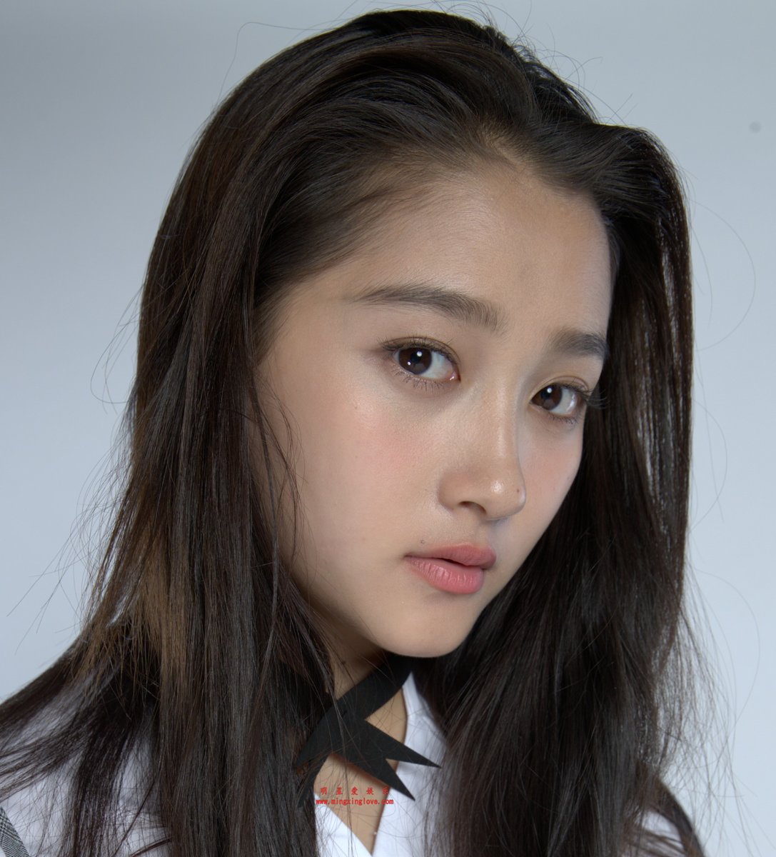 mingxinglove on Twitter: "#关晓彤 为某品牌拍摄广告片时的现场花絮照，黑丝、短裙大长腿等造型，放大可看清肌肤纹理，Canon单反 #CR2 原格式，高清4K分辨率原图 ...