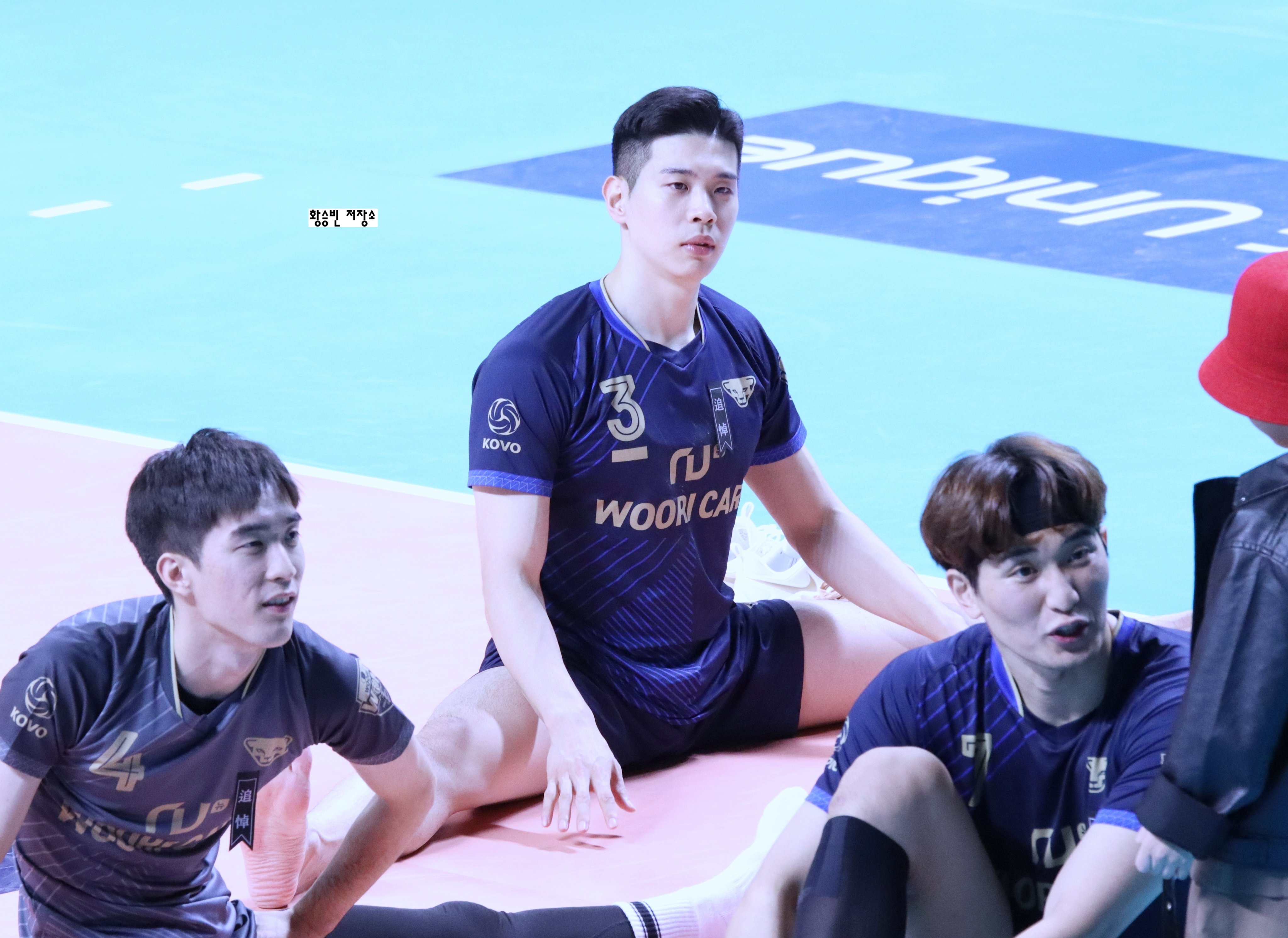 김코난 on Twitter: "못 알아보는 로하가 야속하지만 그래도 사랑스럽게 바라보는 황승빈💕 11/3 우리카드 VS KB https://t.co/xXc8LLjeIu ...