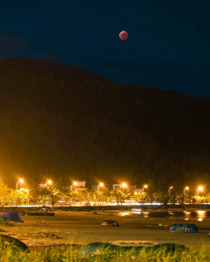 Kim Hường on Twitter: "@azu351_photo @lililili_lisa_m The lunar eclipse right now https://t.co ...