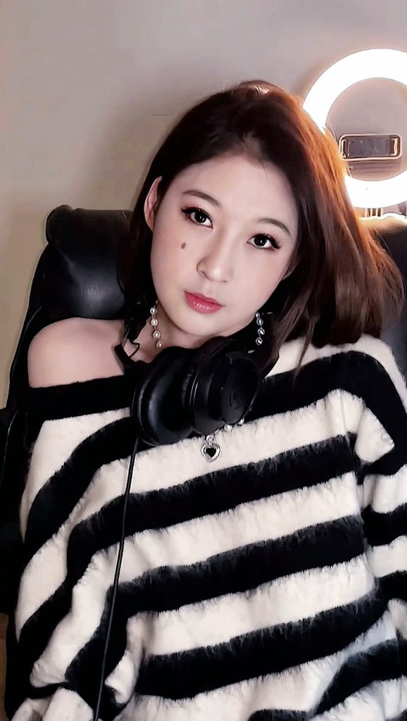 Juliasen Crossdresser (接推广、互推) On Twitter 12月5日,要不要语音色聊或视频淫语挑逗你自慰,或文