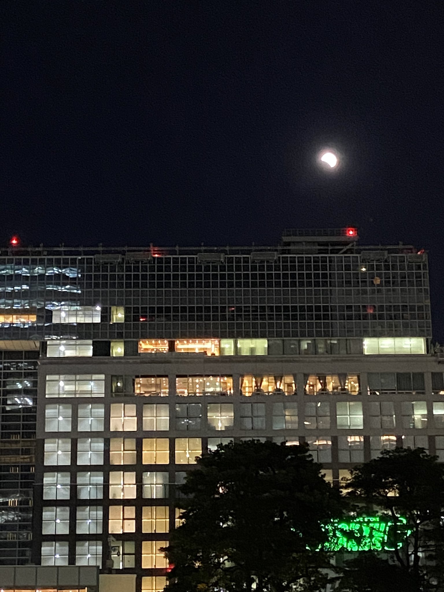 区間快速-SUB. RAPID EXP. on Twitter: "2022.11.8 18時30分頃 部分月食始まってますね。 新宿タイムズスクエア付近にて https://t.co ...