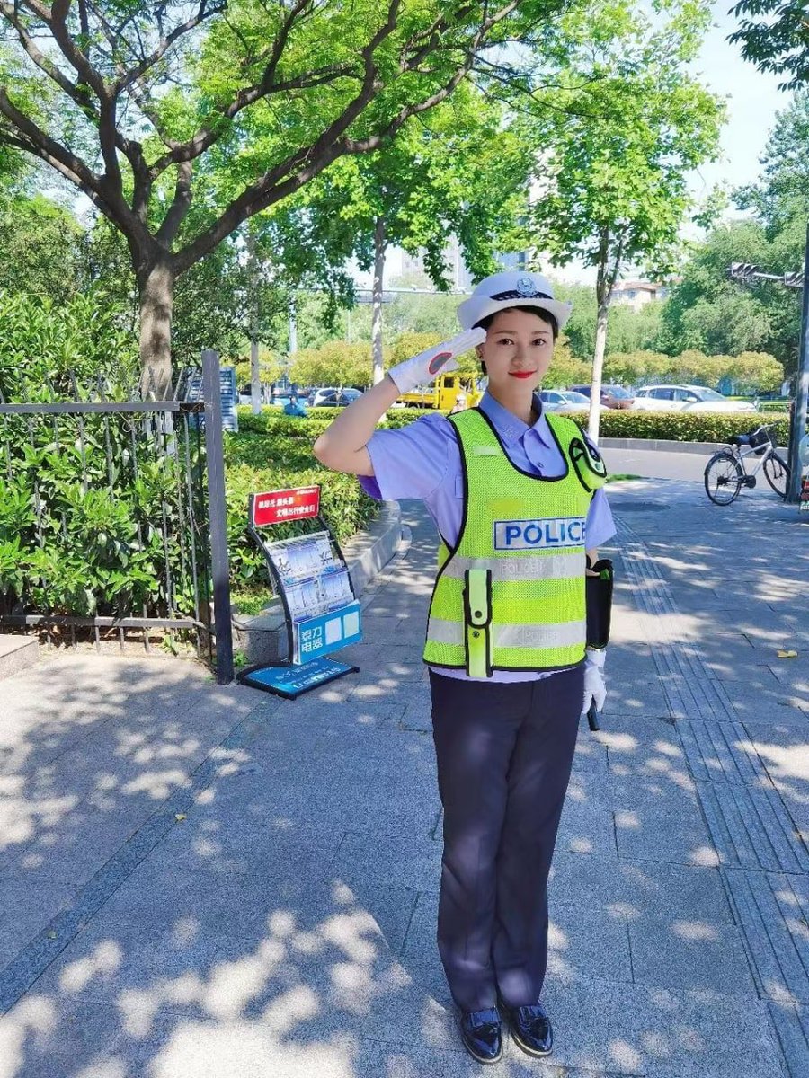 (交通警察)婷婷 Tingzi On Twitter 上班摸鱼,下班摸小弟弟😂,有没有要给我摸的?
