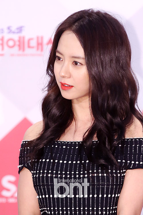 Daily Woman Archive on Twitter: "2015.12.30 SBS 2015 SAF 연예대상 151230 송지효 드레스 #송지효 #SongJihyo #ソン ...