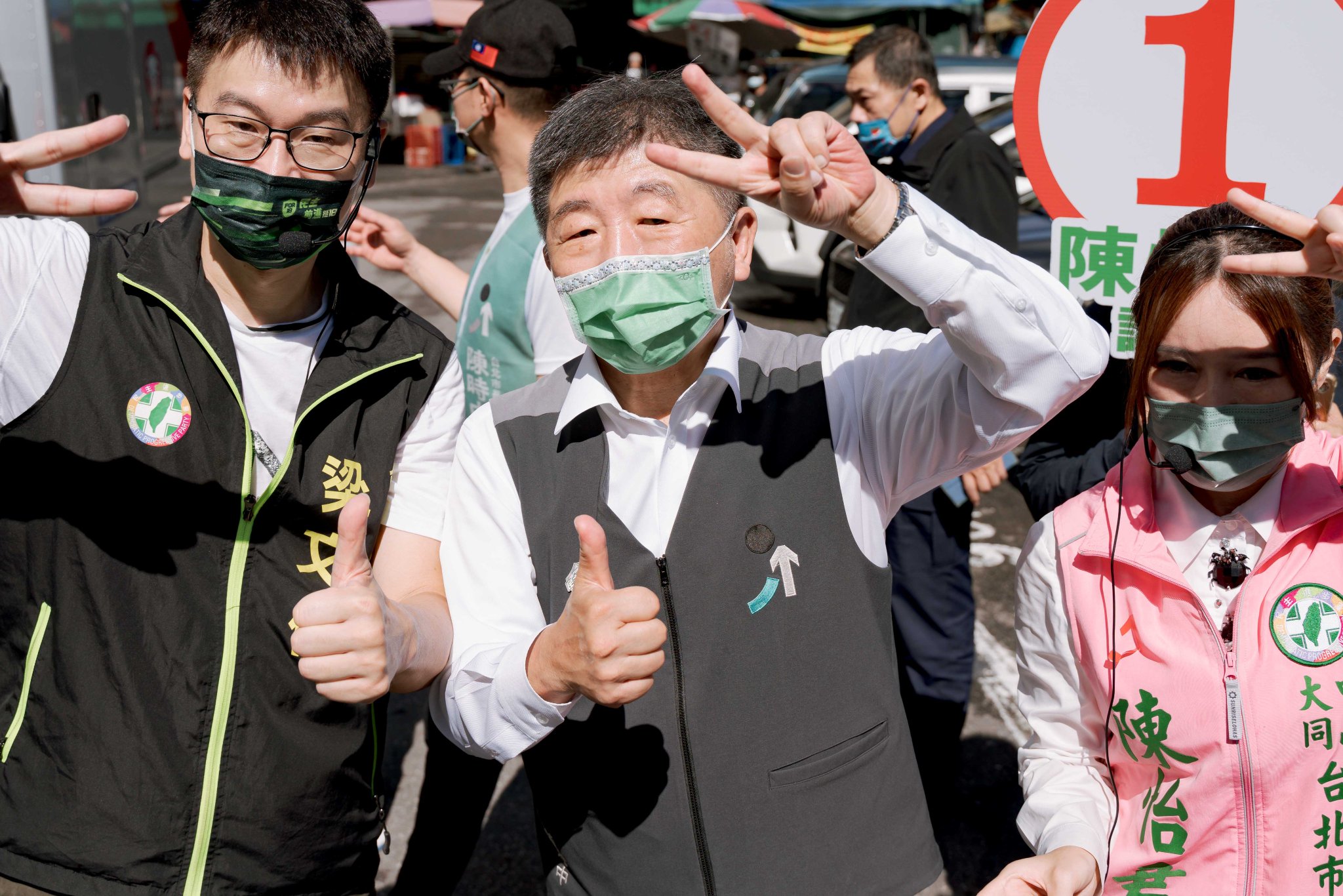 陳時中 Chen Shih Chung On Twitter 拜訪劍潭的大直市場,雖然腹地不大,但購物環境乾淨潔爽。顧客群多以在地人為主。各攤頭家與顧客之間特別熟稔,踏進市場就會聽到