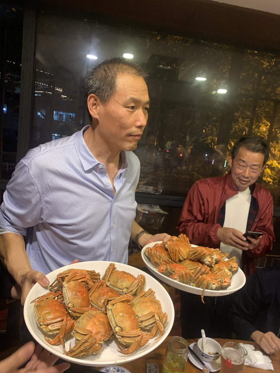 浦志强 On Twitter 11月8日记者节,弹着北京的窗儿,我来到杭州,友人带两箱大闸蟹,从无锡赶来助兴,师友十四五位挤进宝中宝,尽开颜。有朋自远方来,我看得出,他们都很开心,一个个儿
