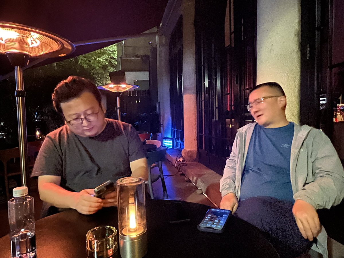 浦志强 On Twitter 11月8日记者节,弹着北京的窗儿,我来到杭州,友人带两箱大闸蟹,从无锡赶来助兴,师友十四五位挤进宝中宝,尽开颜。有朋自远方来,我看得出,他们都很开心,一个个儿