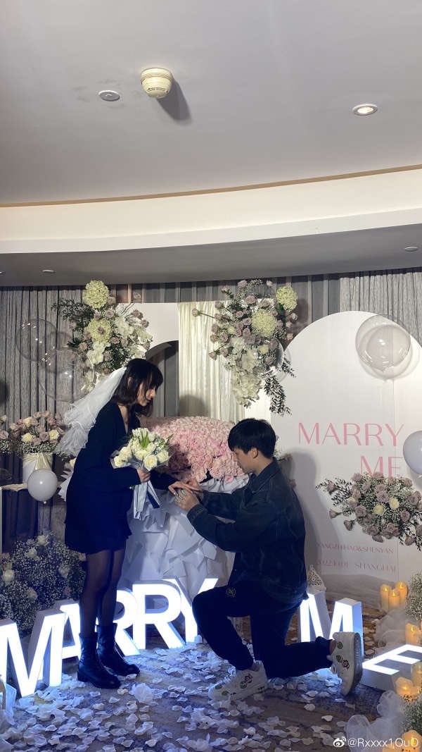 LPL Fanclub on Twitter: "UP Jungler H4cker proposed to his girlfriend and succeeded ...