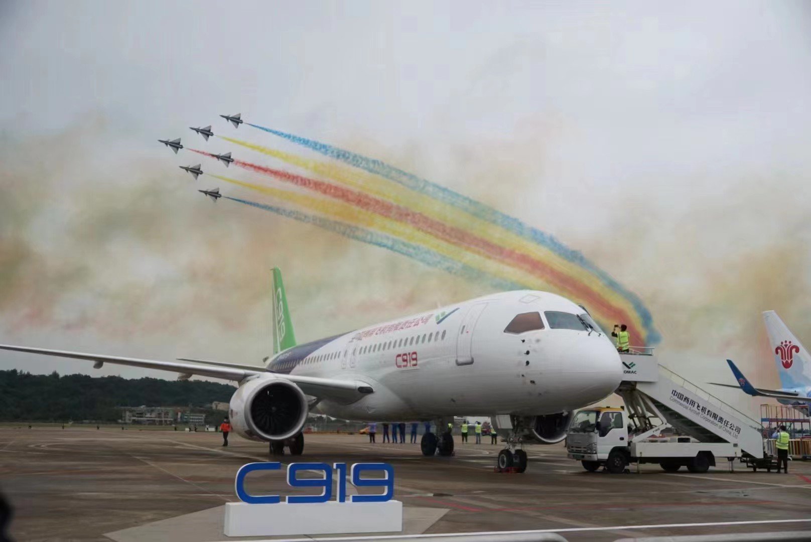 薛丁丁归来 on Twitter: "#2022珠海航展【中国C919获得300架订单】中国商飞表示，已获得300架C919客机的订单，展示了该公司在国内市场与波音(Boeing)和空客 ...