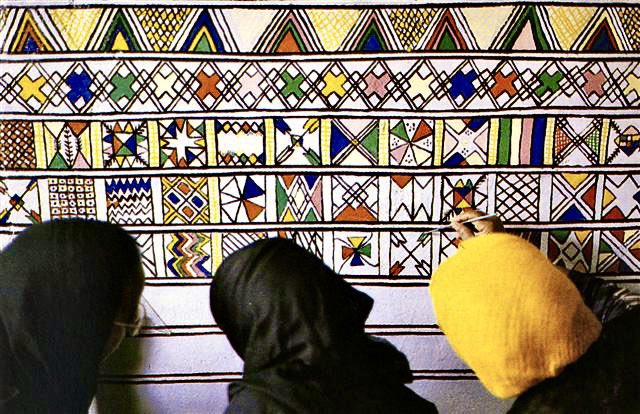 Al-Qatt Al-Asiri is an ancient and female art form in Saudi Arabia ...