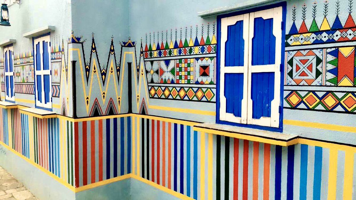 Al-Qatt Al-Asiri is an ancient and female art form in Saudi Arabia ...