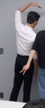 𝑚𝑖𝑘𝑒𝑦 on Twitter: "he kinda look like jiyong (body/height/skin tone/short hair), im not even ...