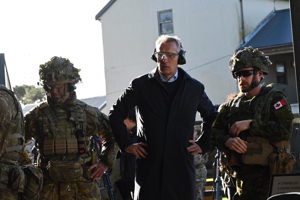 Jens Stoltenberg on Twitter: "Great trip to the United Kingdom to meet 🇬🇧, 🇨🇦 & 🇱🇹 soldiers who ...