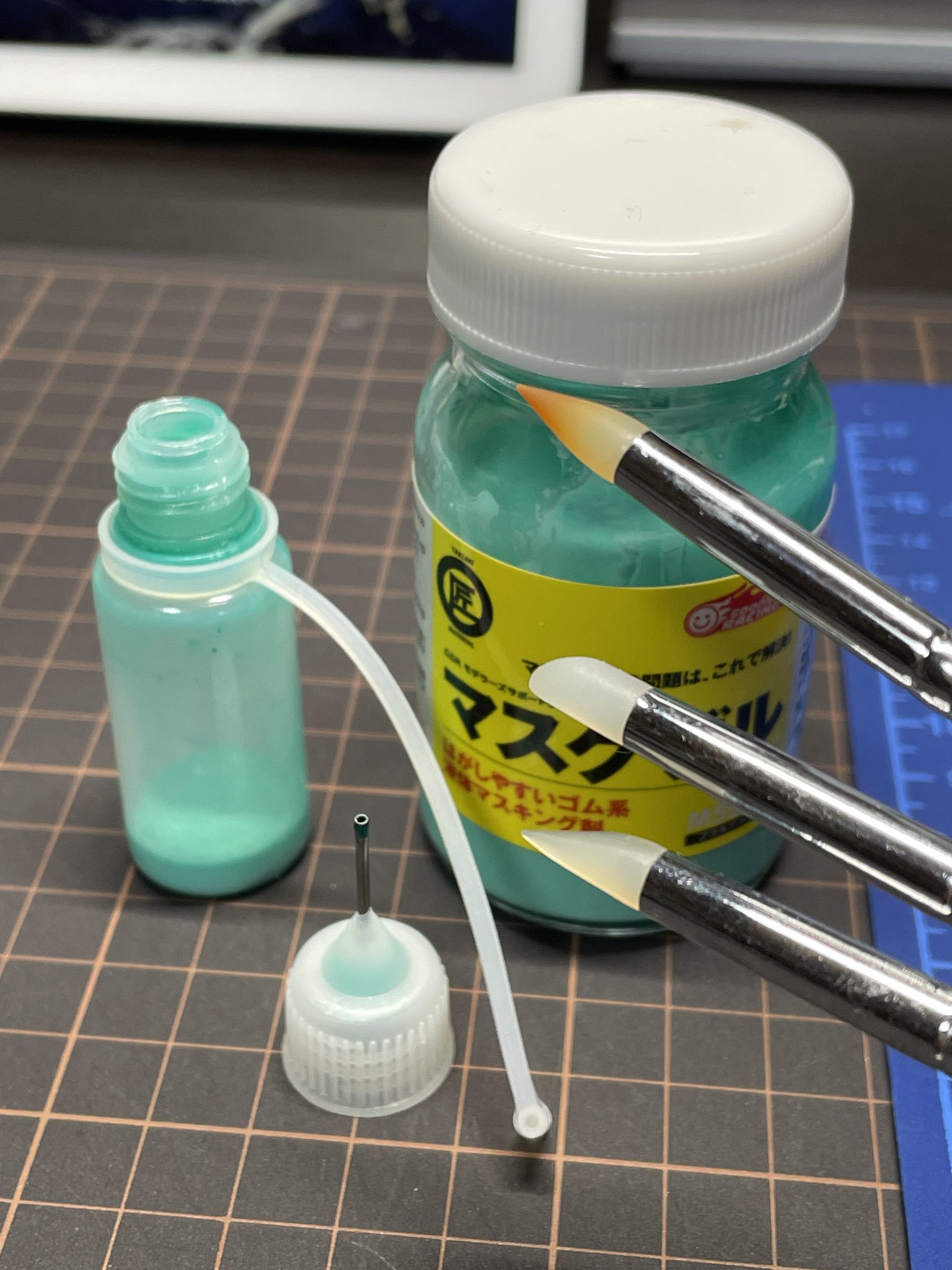 Aizer🐈 on Twitter: "羽根ペンにインクをつけて書くように、シリコンペンを瓶に突っ込んで塗りたい範囲に適した量の液を付着させ、筆で色を塗るように広げていく、が今のところ自分の ...