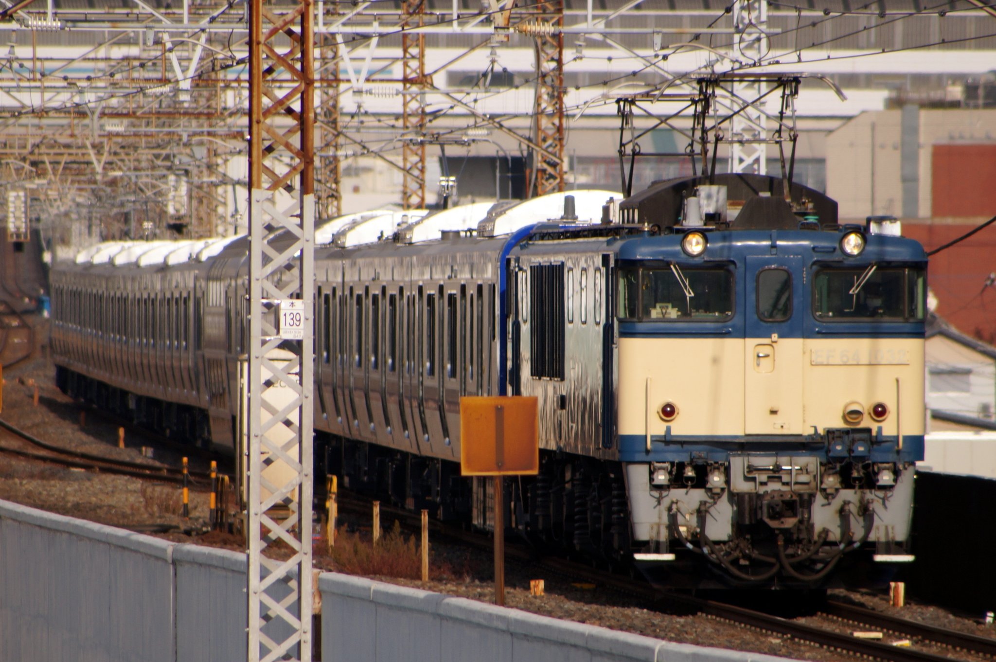 波鉄 on Twitter: "2022.11.10 EF64-1032+E235-1000系11両 配給 9644レ 武蔵野線 お久しぶりな 64-1032 串刺し避けた場所はすべて(正面 ...