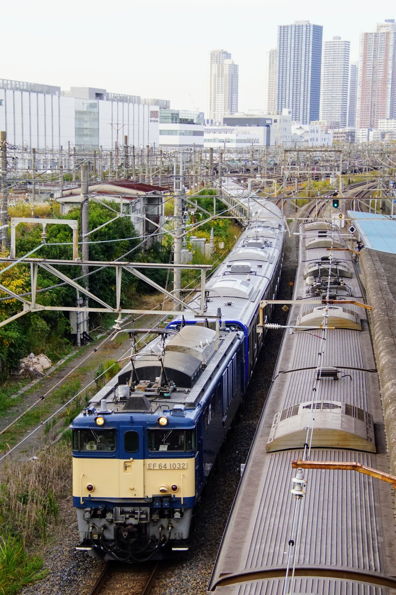 吉田 匡 on Twitter: "横須賀線が東海道線内で発生した異音確認が原因で遅延したため、新川崎駅にてE235系1000番台（F-21編成）の配給列車とすれ違いました。 #E235系 ...