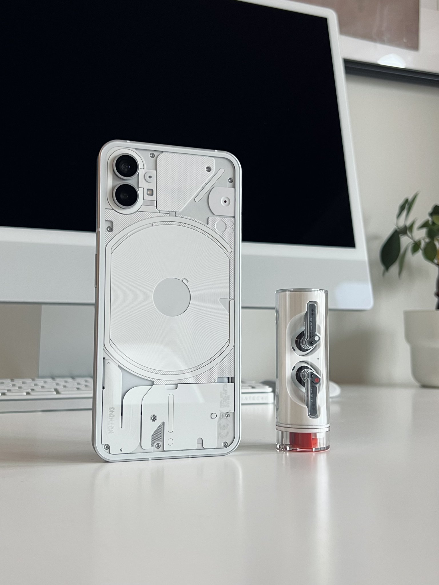 Ben Geskin on Twitter: "They look soo good 🤍 #NothingPhone1 @nothing #EarStick https://t.co ...