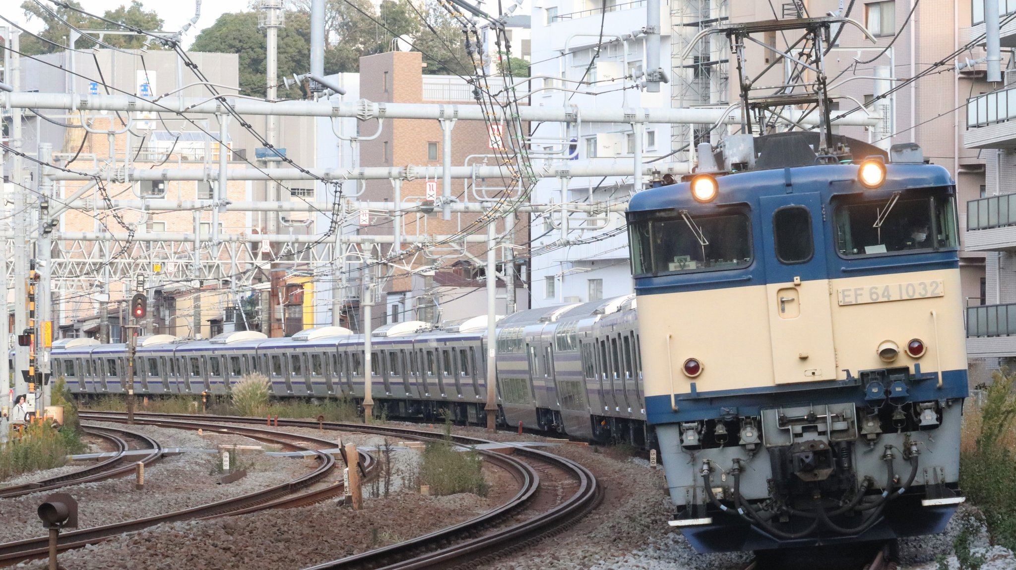 松の木 on Twitter: "2022.11.10 配9645レ:EF64 1032+クラF-21 E235系39本目(基本付属合計)の配給で、今回の配給をもって鎌倉セ所属のE235系が ...