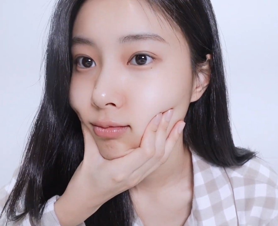 hyewon pics ☁️ on Twitter: "soft cheek control"