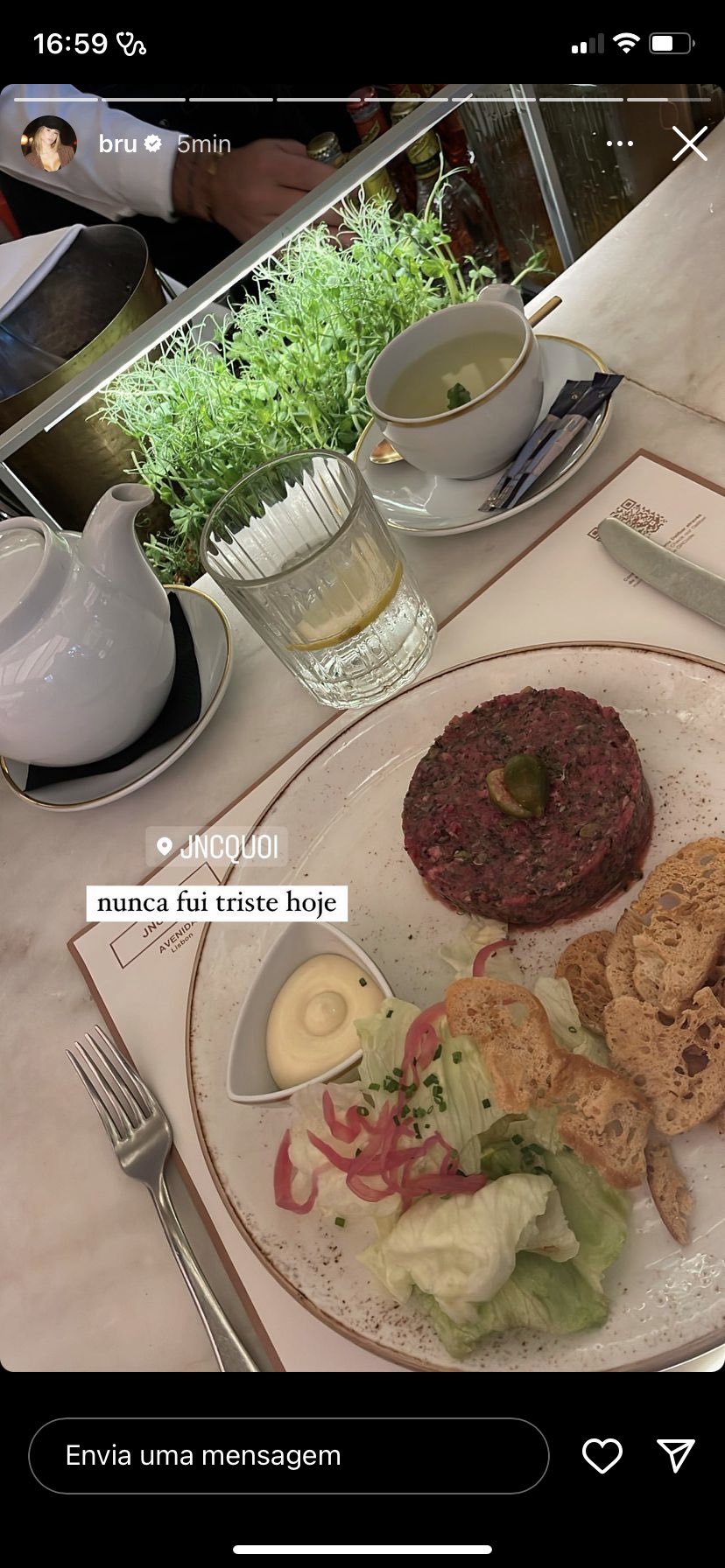 𝐝𝐮𝐝𝐚 🍓 on Twitter: "a bru está a beber chá 👀🗣️ #brunardo https://t.co/mwY7EaPx0P" / Twitter