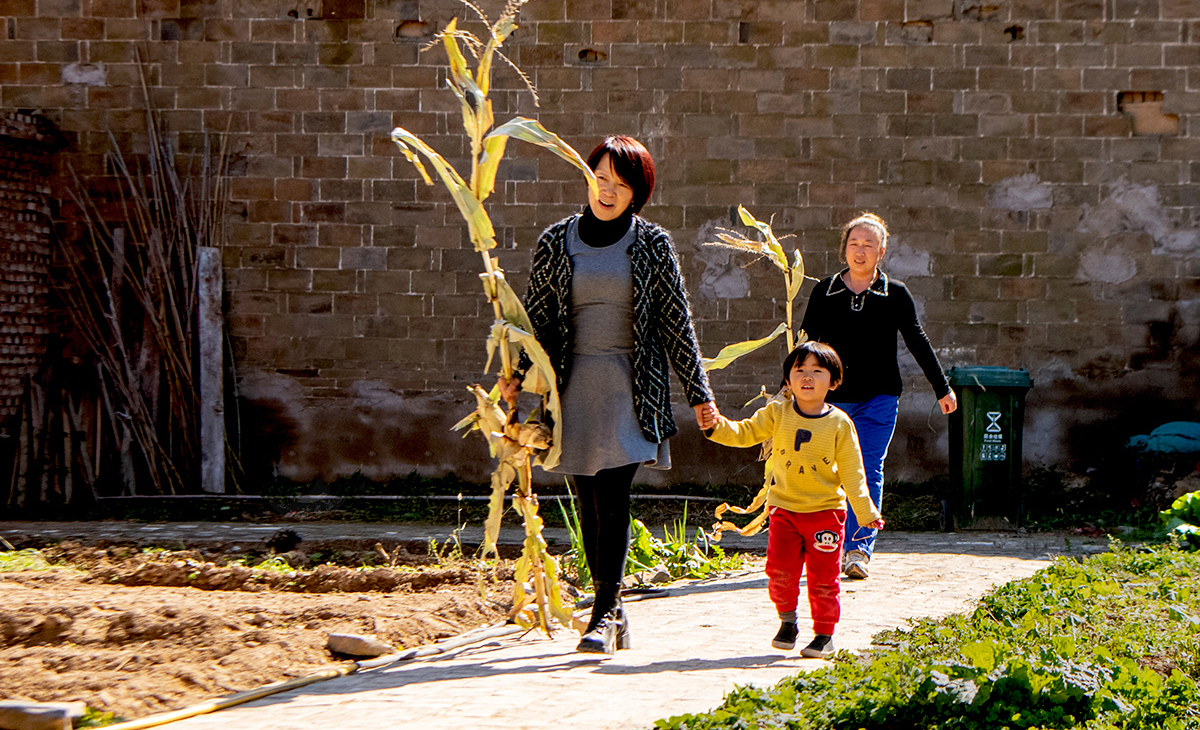 Folk artists from Shanxi province created a series of corn straw ...