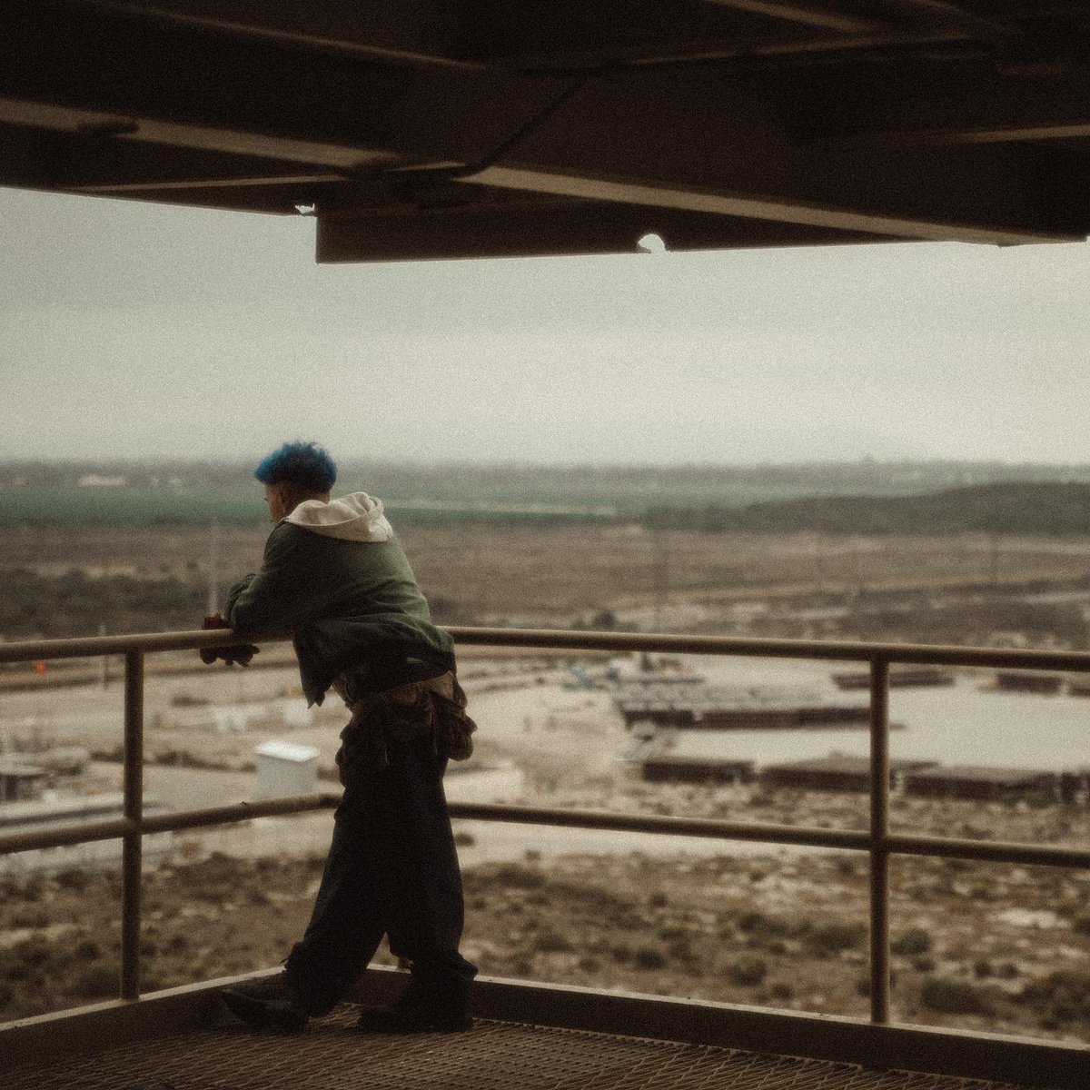 Rauw Alejandro Daily on Twitter: "Rauw Alejandro para el video de "LEJOS DEL CIELO"."