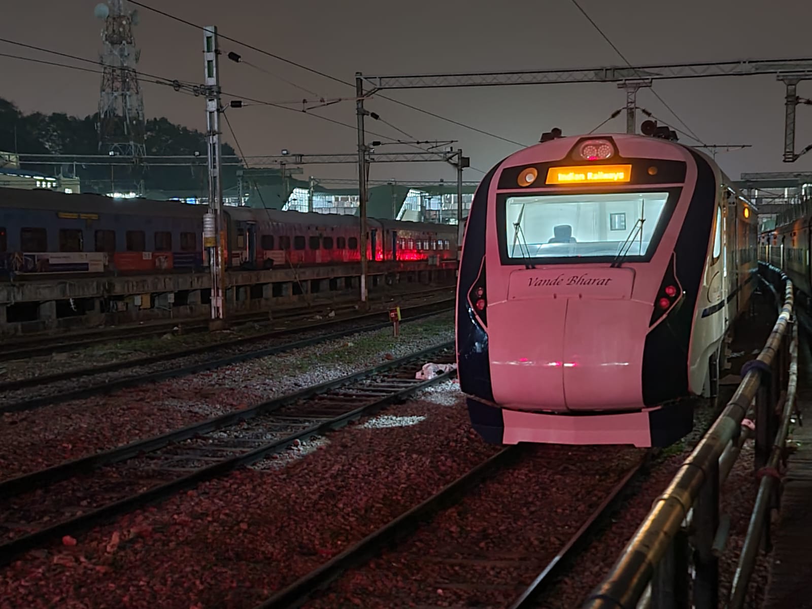 Southern Railway on Twitter: "Beautiful early morning views of #Vandebharat Express at KSR ...