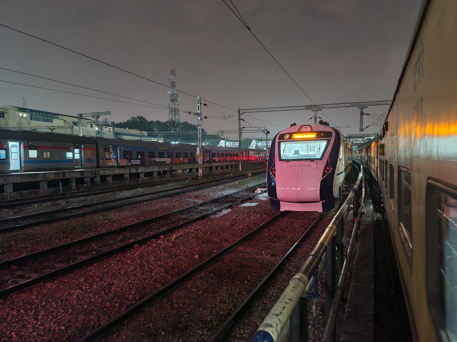 Southern Railway on Twitter: "Beautiful early morning views of #Vandebharat Express at KSR ...