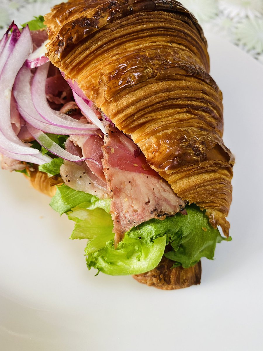 「うまいクロワッサンサンド食べた。めちゃくちゃ美味かった… 」|白桃と他8880000人のイラスト