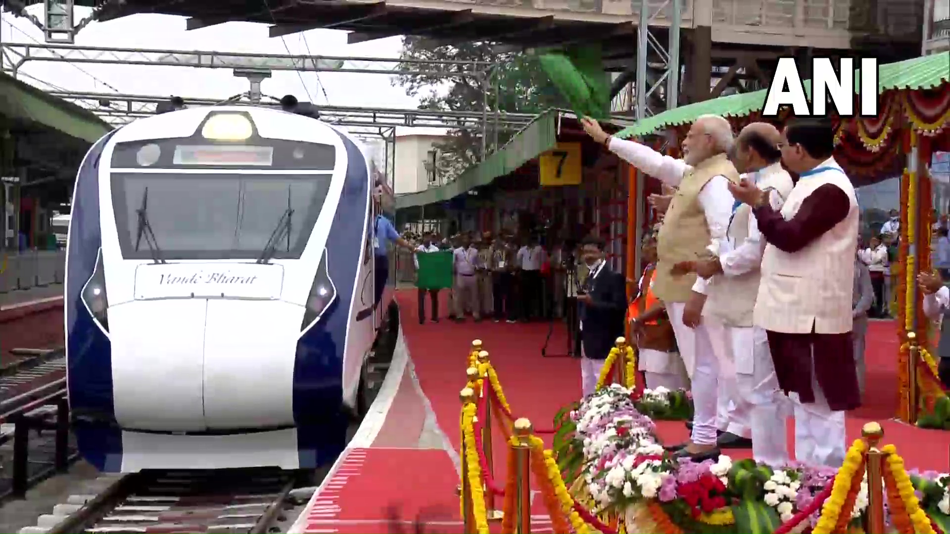 ANI on Twitter: "Karnataka | Prime Minister Narendra Modi flags off Vande Bharat Express at KSR ...
