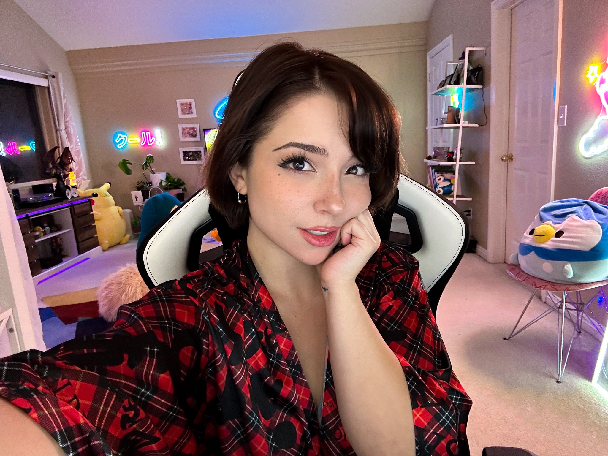 TW Pornstars - Reb 🔜 #LCSFinals! 🎮. Twitter. i did my makeup rly good today but i forgot to take ...