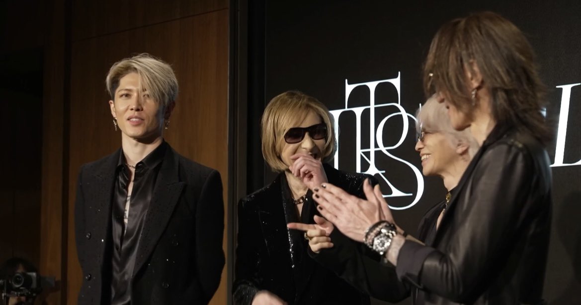 ⋆ ｡ yui 🌹🌹 on Twitter: "今日も天然記念物YOSHIKIは可愛かった💜 MIYAVIが突っ込み役 SUGIZOが後ろからそんなYOSHIKIをホールド hydeは隣でほわ ...