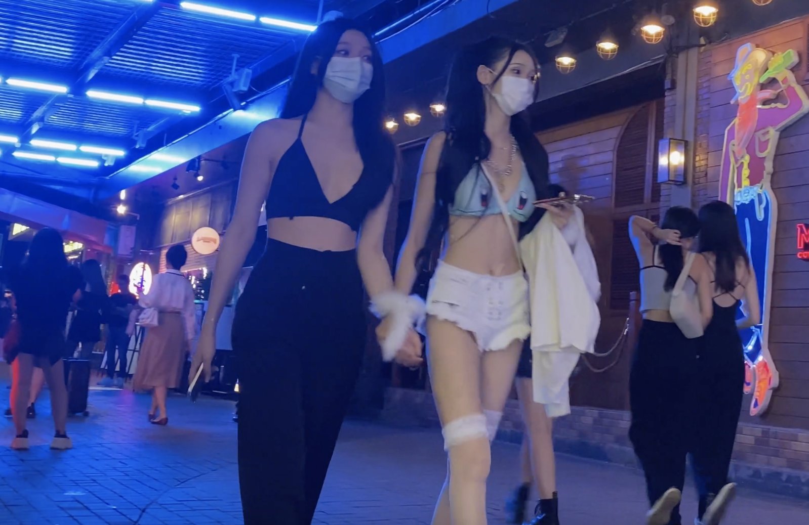城市街拍 China Landscape On Twitter 极品中的极品,女神中的女神?白色丝袜超短裤比基尼上衣,这大长腿这腰这身材颜