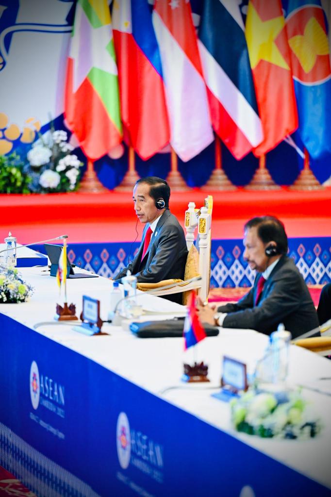 ASEAN saat ini menghadapi dua tantangan berat. Pertama, tantangan ...