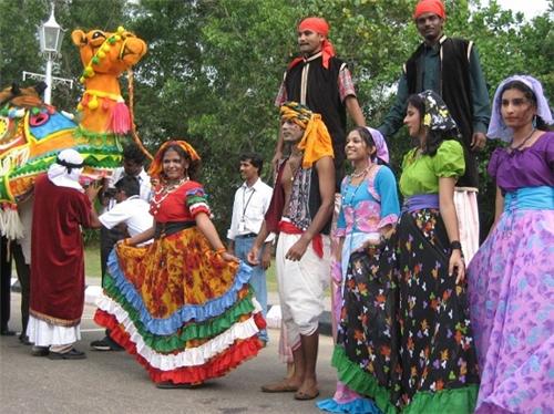 The author tries to offer a ringside view and his finger firmly on the ...