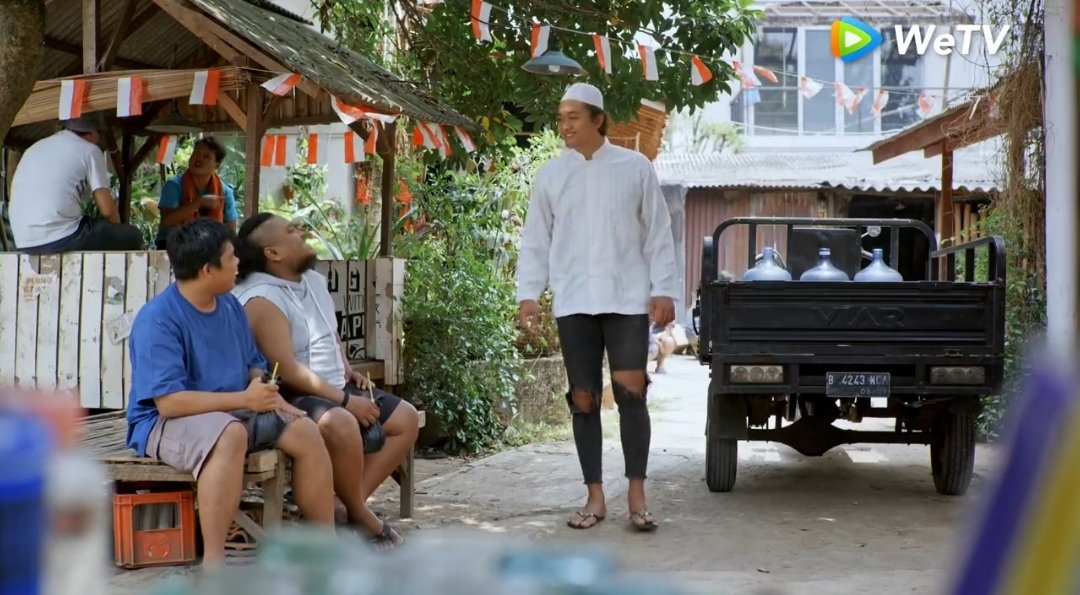 Habis Nonton Film on Twitter: "Gimana ceritanya pake koko rapi, peci, tapi celana robek-robek? 🤣 ...