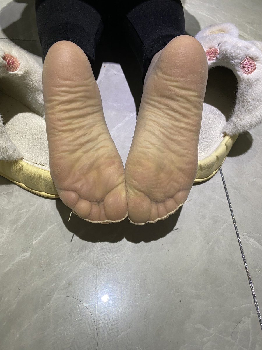 婆娘妻骚臭脚丝袜棉袜女神 On Twitter 在这个冷天,臭丝袜配臭棉鞋,真是臭中养臭,看看棉鞋的颜色,就知道这个脚,有什么魔力。一如既往的臭,一如既往的骚。在周末必须得使劲的玩一下
