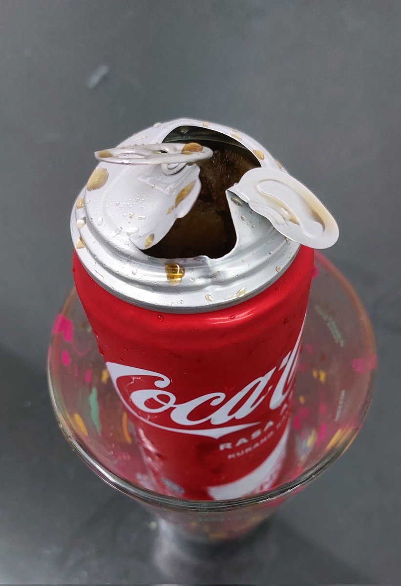「Pulled the tab and it exploded lol Coke」|Illuのイラスト