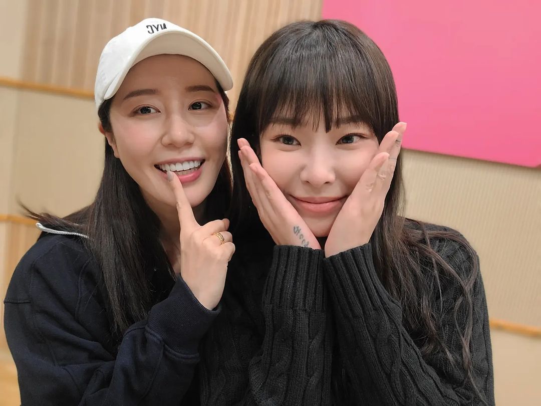 Heize News 헤이즈 뉴스 on Twitter: " Post Update- 221111 Heize with Navi They reenacted a photo from ...