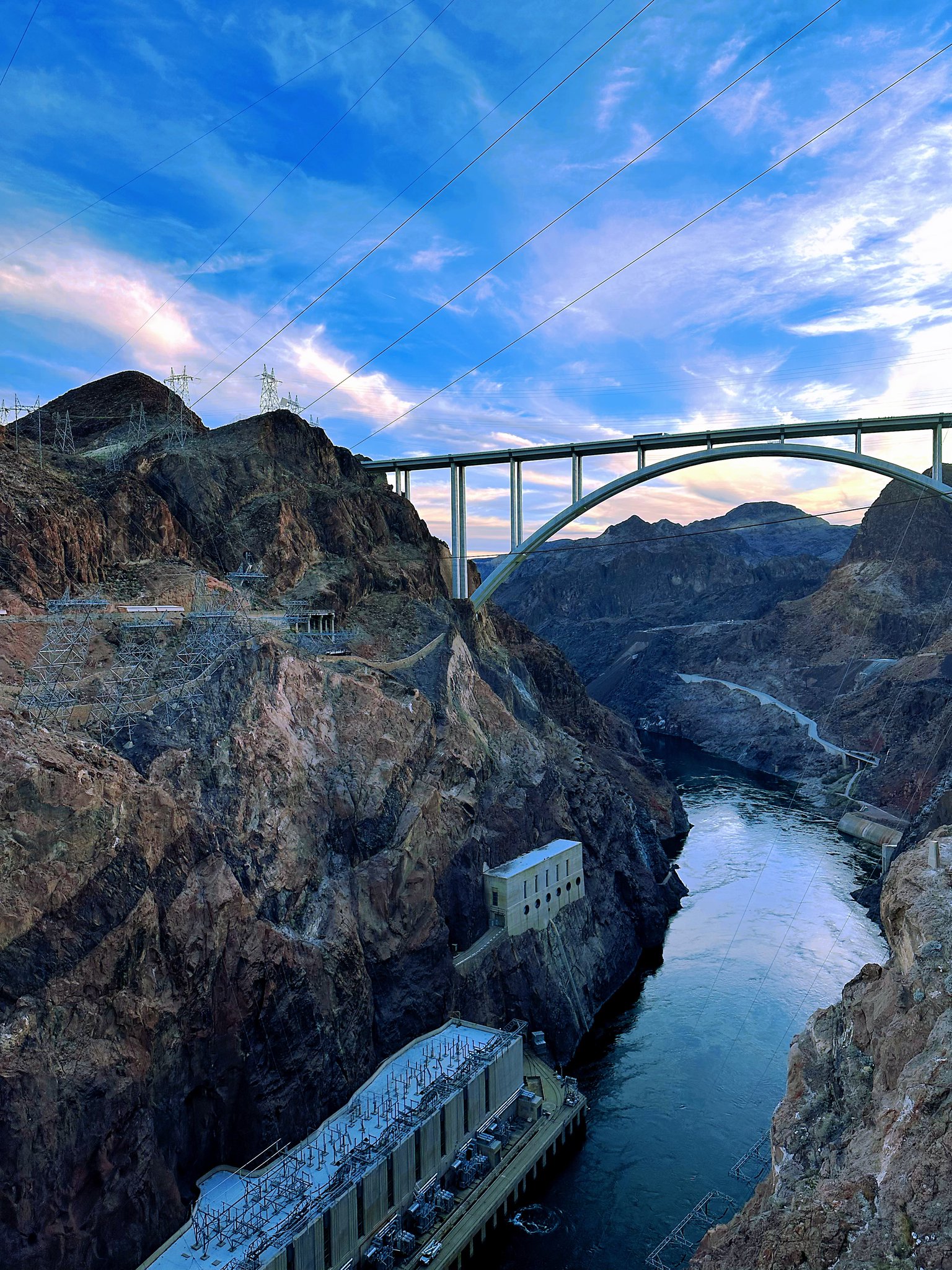 Jayfeath3r on Twitter: "今天飙着100迈，160公里一小时在内华达的荒野悬崖山路上飞驰🤣 带着小狐狸和玍子来看了胡佛大坝，顺便深夜三个人打着手电去没人的发电站夜游了一圈 ...