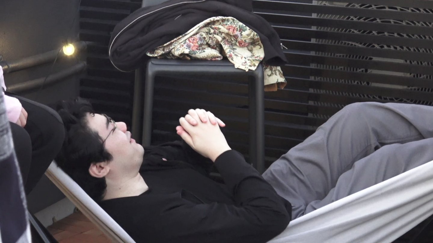 Forest '//, on Twitter: "ハンモックで寝るjuniorさんとjuniorさんを揺らすLazさん https://t.co/bGyvjjIgCX" / Twitter