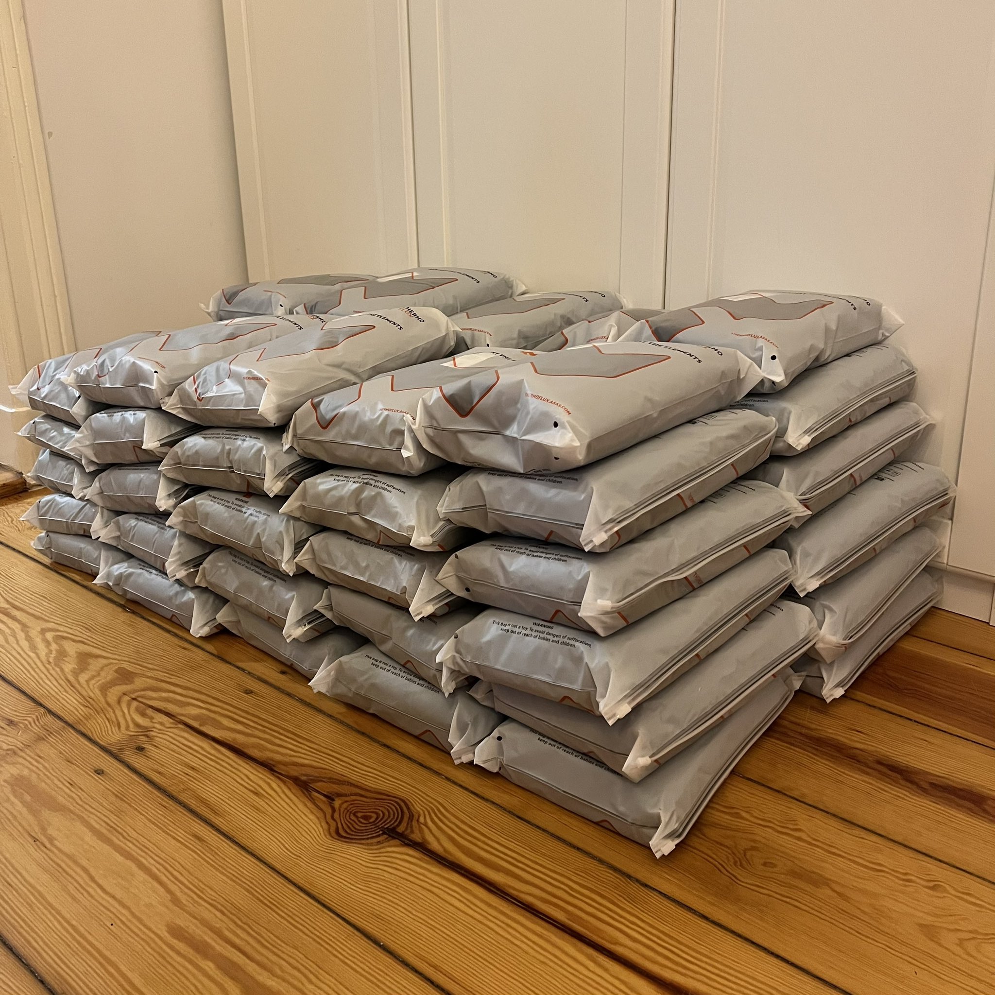 Serhii Rieznik 🇺🇦 on Twitter: "Thanks to everyone who donated. This pile of thermal clothing ...