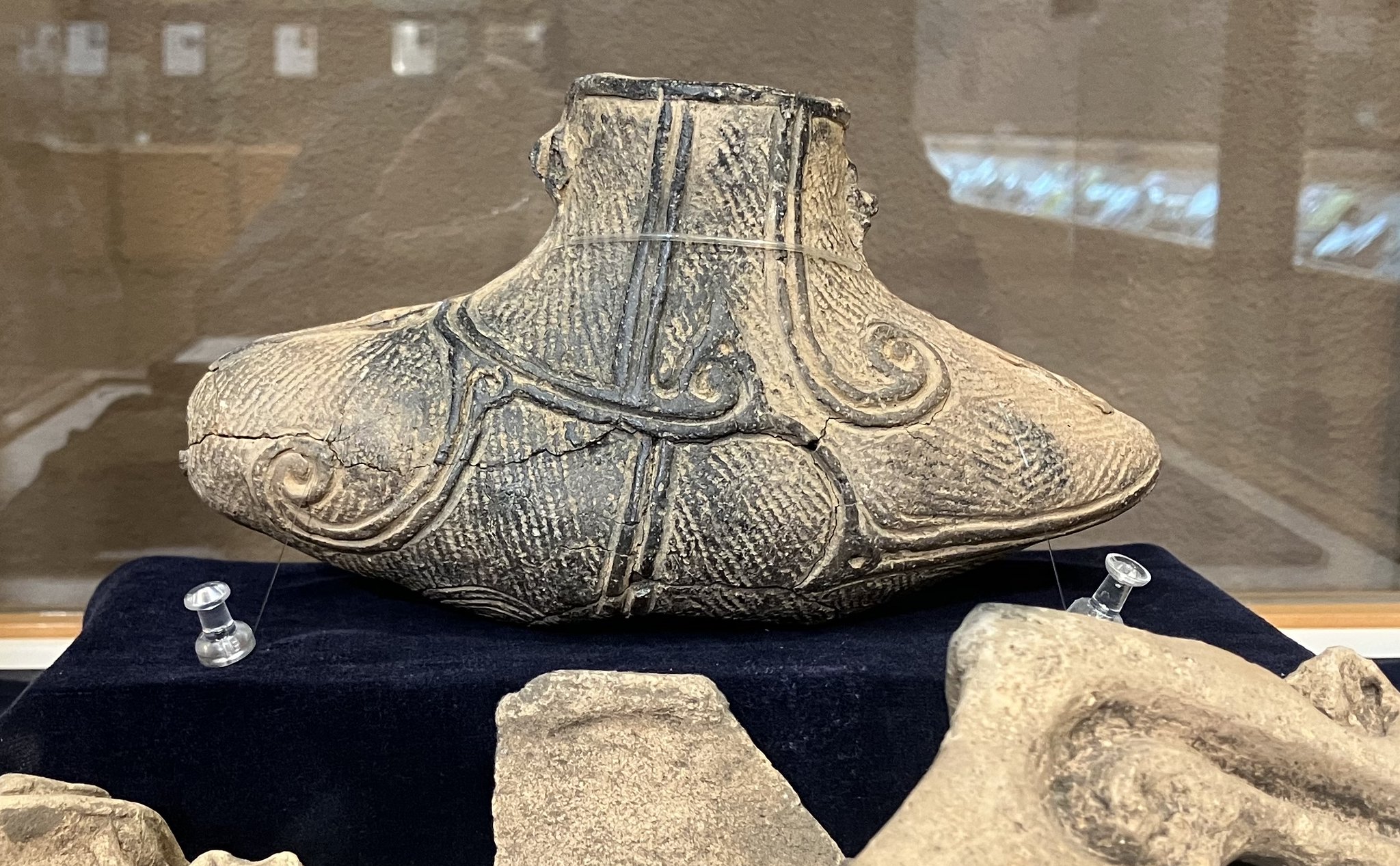 YoshiHR on Twitter: "杜のみやこ工芸展で見た籠製品「晩秋」が #皮袋形土製品 に見えてしまった。😓 https://t.co/h2ksv3rl70" / Twitter