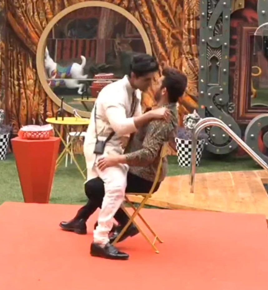 Adhik Mehta Tweets on Twitter: "Ankit pulling arjun's hand over his chest and butt and seducing ...