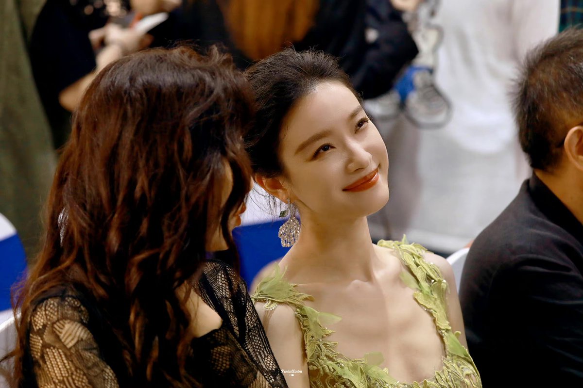 cdrama tweets on Twitter: "#NiNi and #ZengLi backstage at the 35th Golden Rooster Awards"