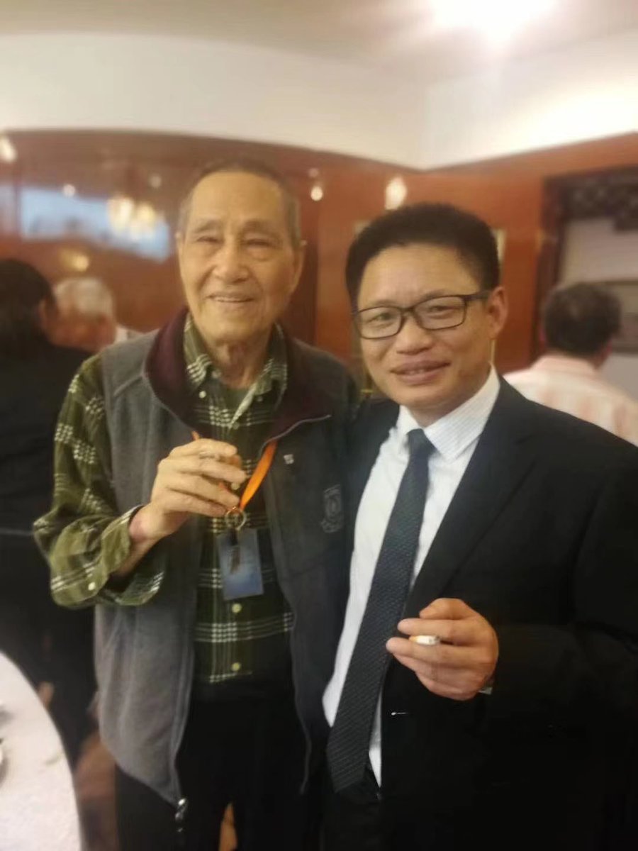 贺江兵 On Twitter 四年前,鲍彤先生生日,他知道我烟瘾大桌上又不方便抽烟,拉我到门口抽烟。我对鲍老无比喜欢。🙏