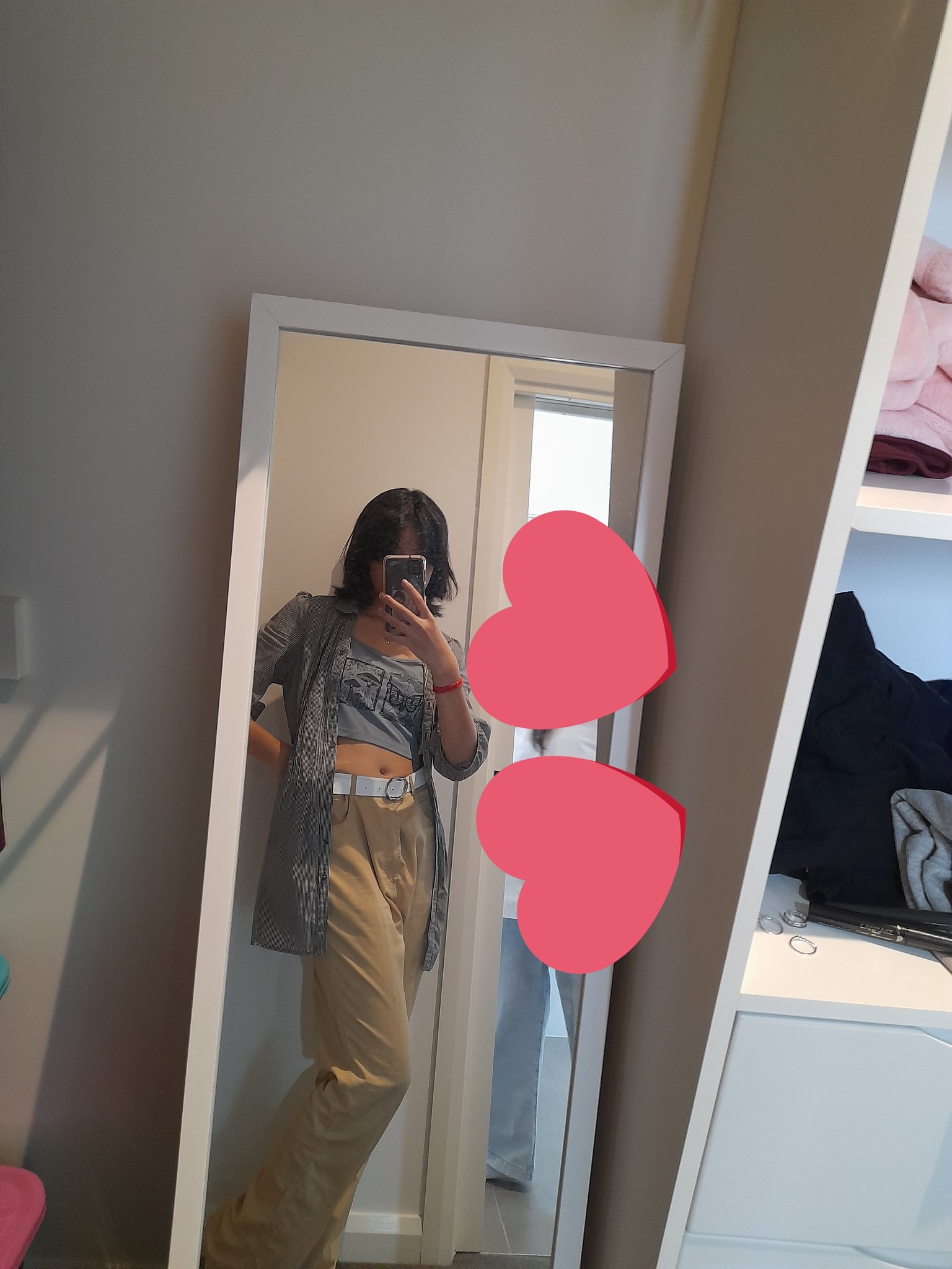 claire👾⤮💎fan acc CRACKING THE MIRROR on Twitter: "Damn you can't rlly see my makeup but, yea my ...